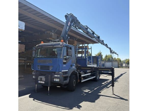 Prodaje se IVECO Trakker 350 kamion s ravnom platformom na aukciji