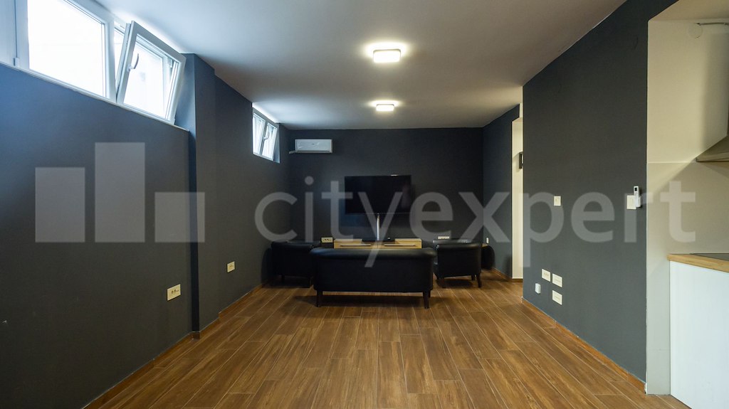 Poslovni prostor Izdavanje Novi Sad Bez skrivenih troškova - 42m², Njegoševa, Novi Sad - 400€