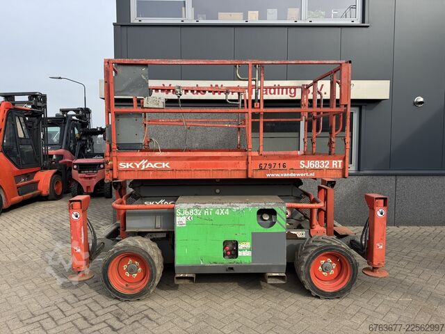 Skyjack SJ 6832RT makazasta radna platforma / Makazasti podizač / Radna platforma 2015 4X4 Kubota Di
SKYJACK SJ 6832RT Schaarhoogwerker / Scissor / Arbeitsbuhne 2015 4X4 Kubota Diesel 12M