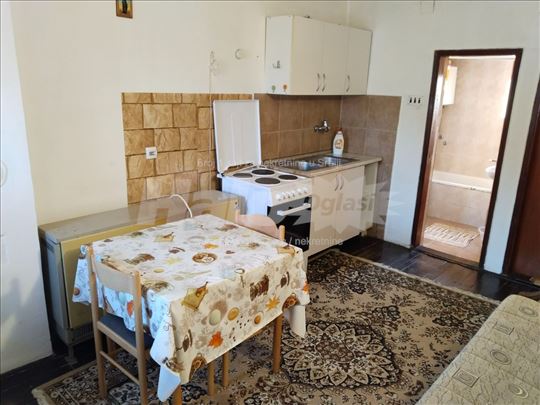Izdajem stan u kući u Batajnici od 1. septembra