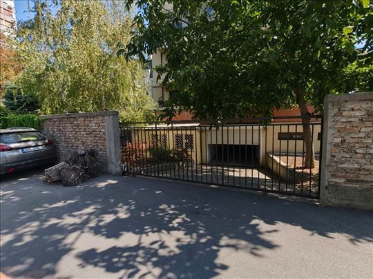 Separatno garažno mesto ,15m2,struja,voda,prozor
