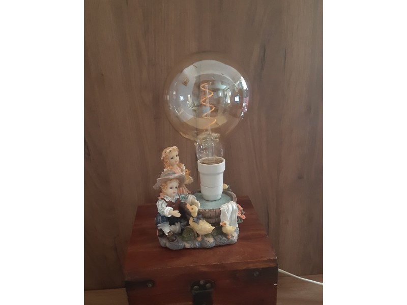 Unikatna stona lampa -Vintage figura od smole i LED sij