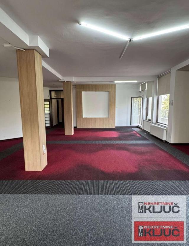 CENTAR IZADJE SE DELIMIČNO OPREMLJEN POSLOVNI PROSTOR