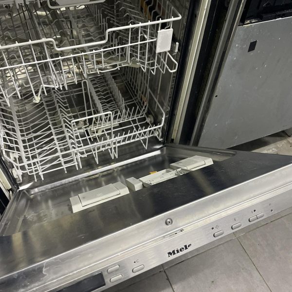 Miele totalno ugradna sudo masina