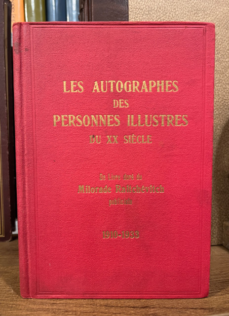 Autografi znamenitih ličnosti XX veka 1910-1933 od prvog srpskog "Globtrotera" - Milorad Rajčević (izdanje na francuskom)