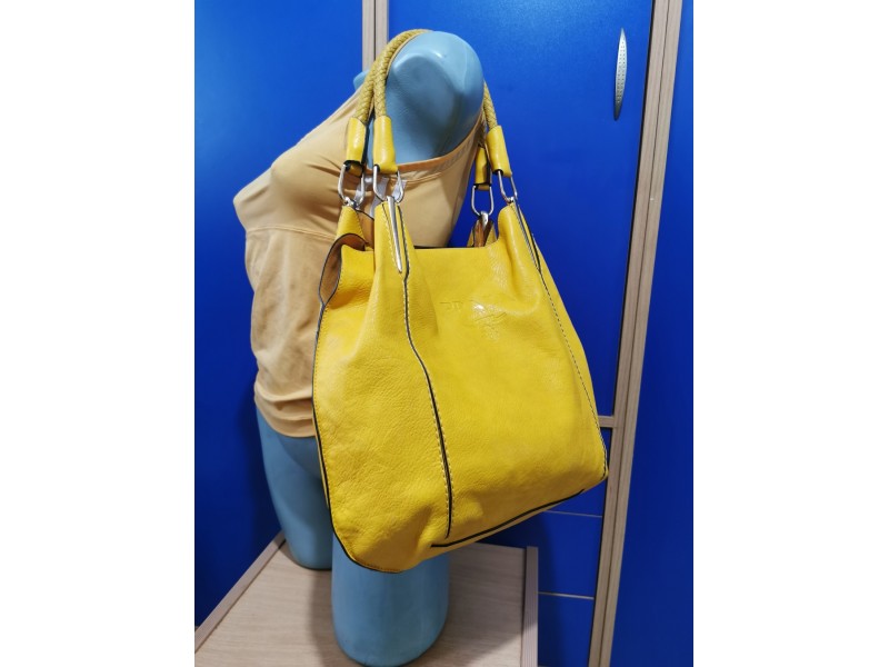 16. PRADA MILANO TORBA
