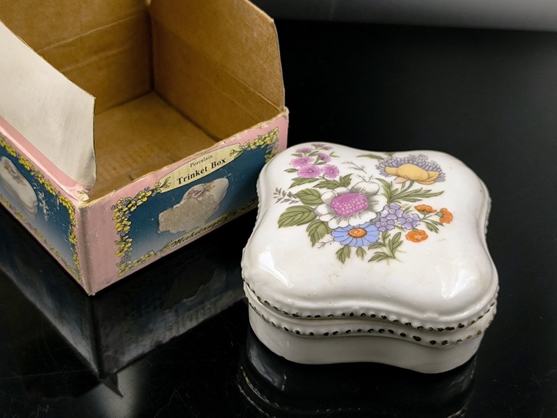 Porcelanska šatula (kutijica za nakit ili sitnice)