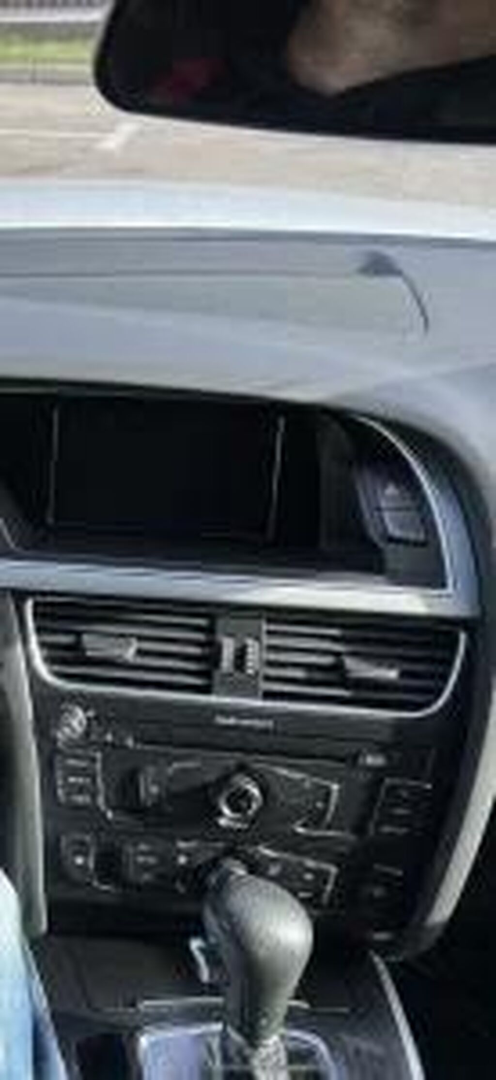 AUDI A4 B8 8K FABRICKA MUZIKA RADIO AUDI KONCERT | Audi delovi zemun