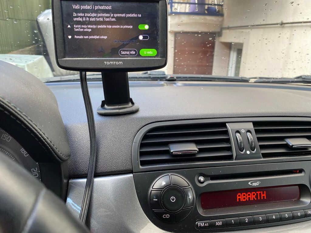 TomTom navigacija za automobil, montirana na komandnoj tabli i