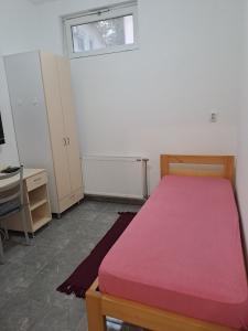 ZEMUN, NOVA GALENIKA, IZDAJEM SOBU