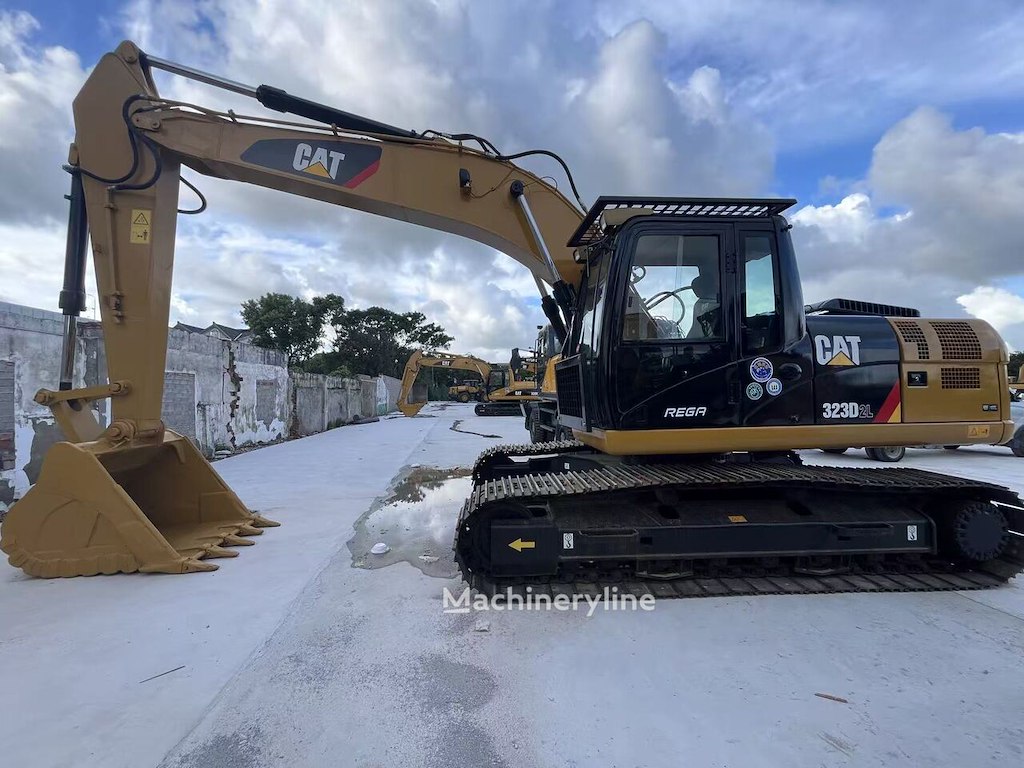 Caterpillar 323D2L bager guseničar