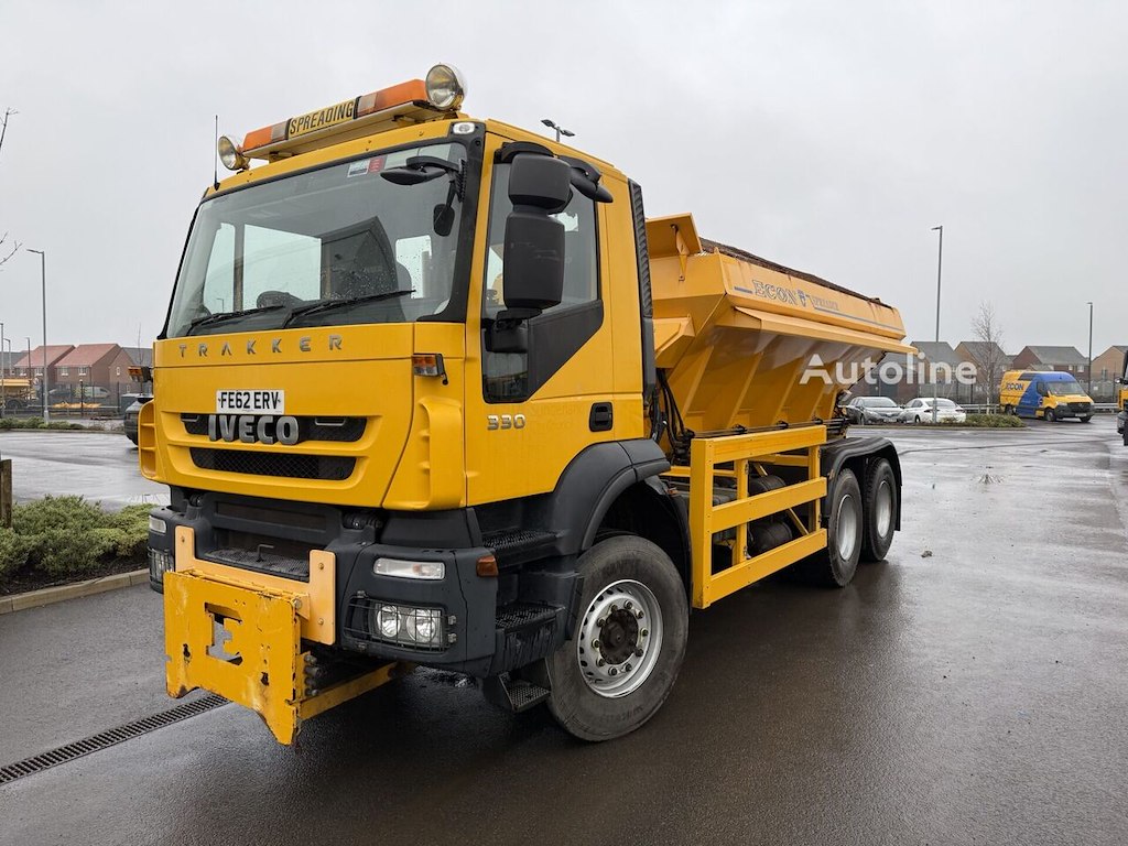 IVECO Trakker 26-330 rasipač peska