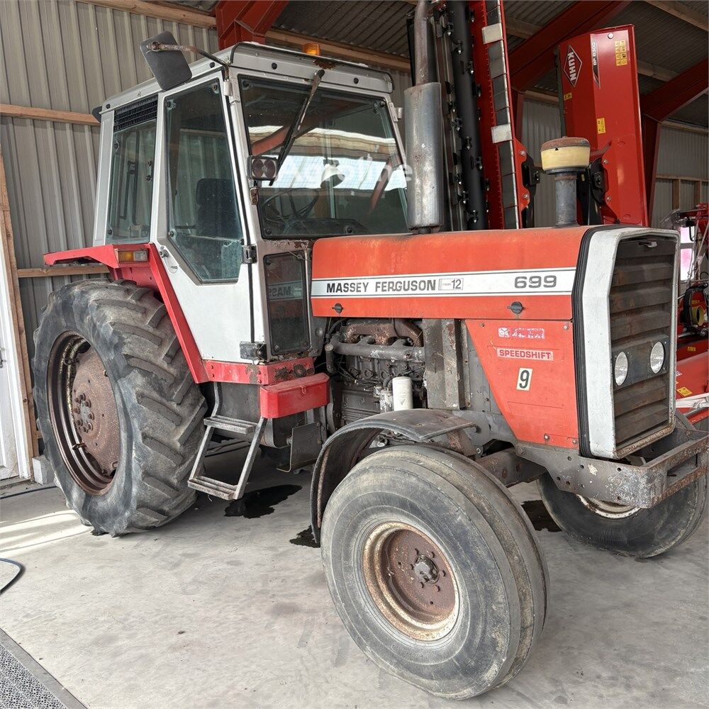 Prodaje se Massey Ferguson 699 traktor točkaš na aukciji