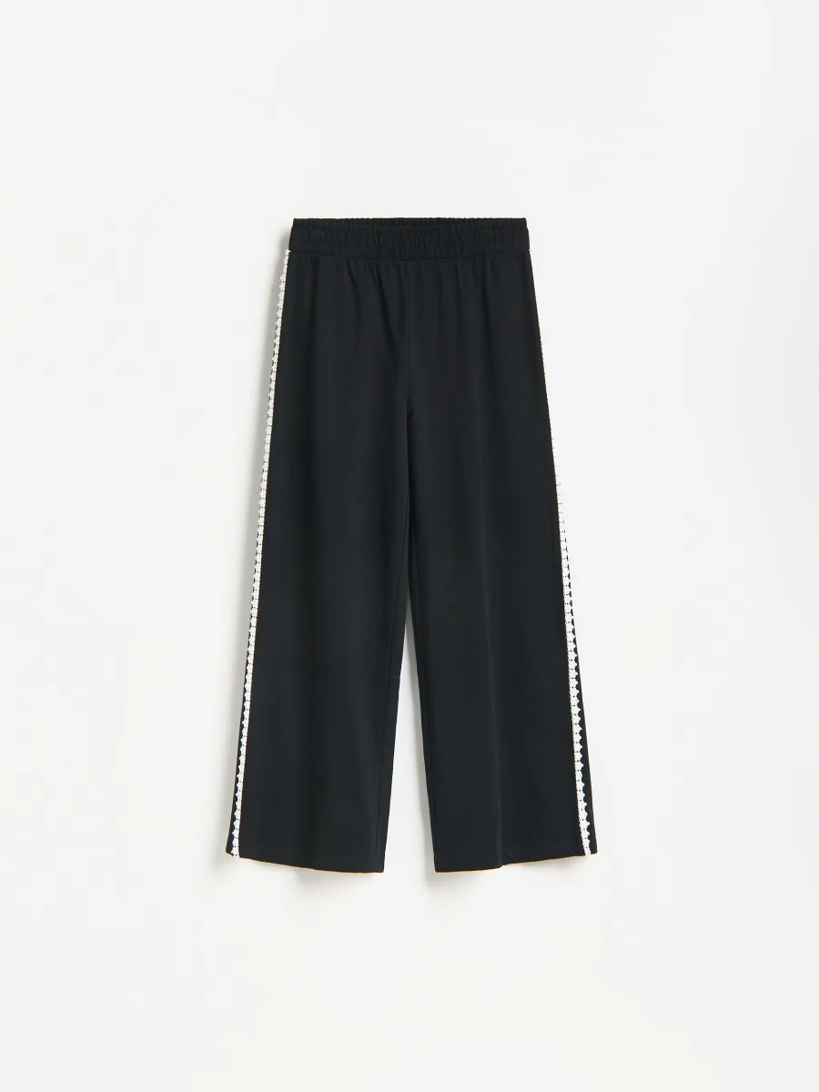 Pantalone sa bočnom trakom