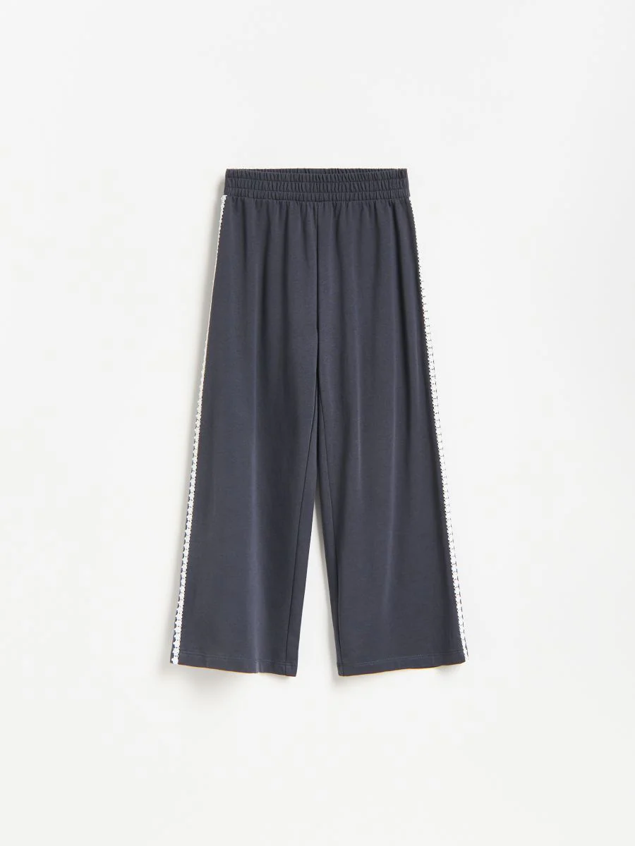 Pantalone sa bočnom trakom