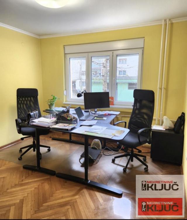KEJ IZDAJE SE TROSOBAN NENAMEŠTEN STAN ZA POSLOVNE DELATNOSTI