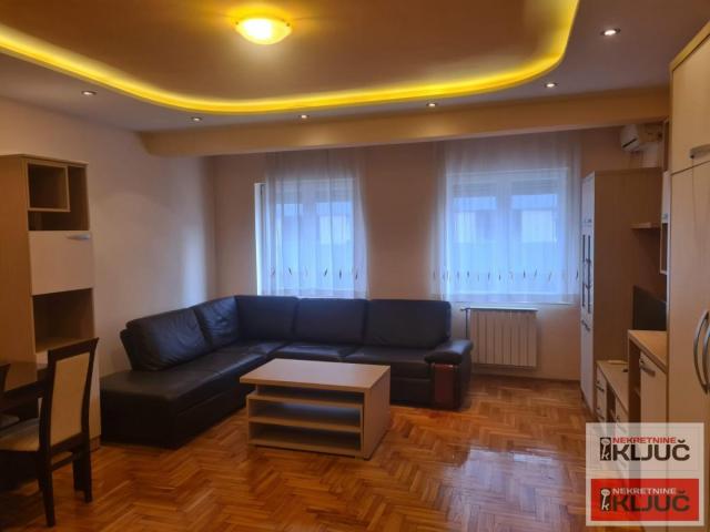 BULEVAR EVROPE-ODLIČAN DVOSOBAN STAN OD 15 AUGUSTA