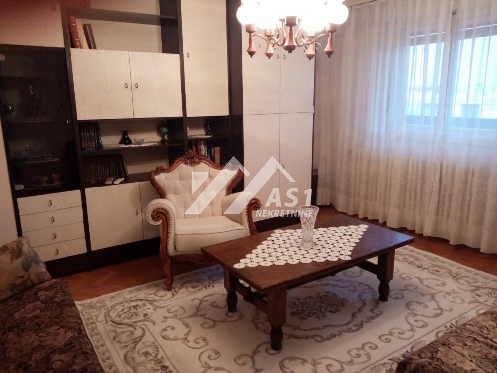IZDAJE SE TROIPOSOBAN STAN NA PODBARI ID#7869
450 €