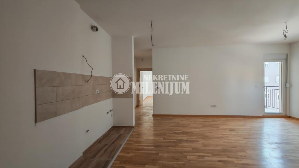 Uknjižen trosoban stan 63m² – blizu Hotela Mar ID#2304
155.000 €