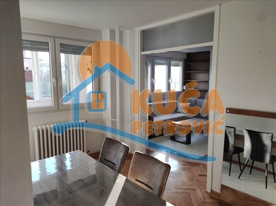 Izdaje se stan na Bulevaru Nemanjića kod banke Int
