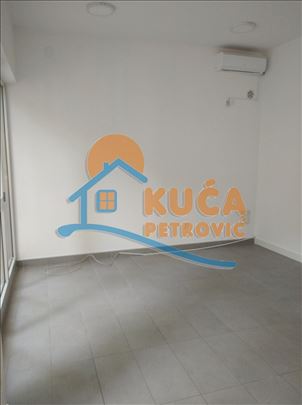 Izdaje se ulični lokal u centru, 40m2!