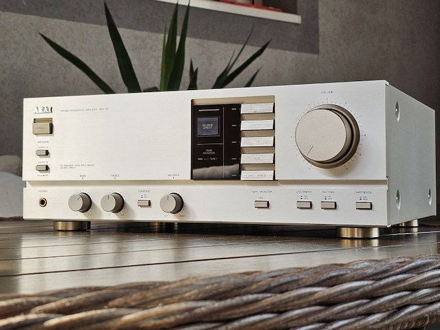 Akai AM-32