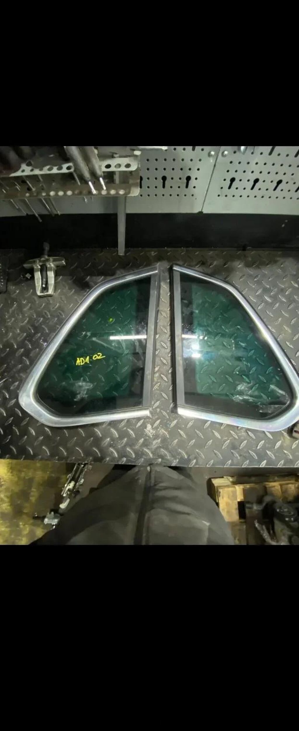 VW TIGUAN 16-22 ZADNJE LEPTIR STAKLO | Audi vagen delovi ZEMUN
