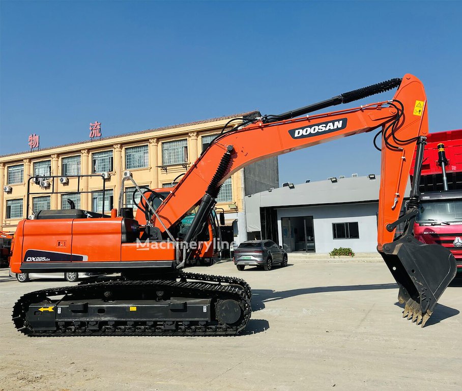 Doosan DX225 bager guseničar