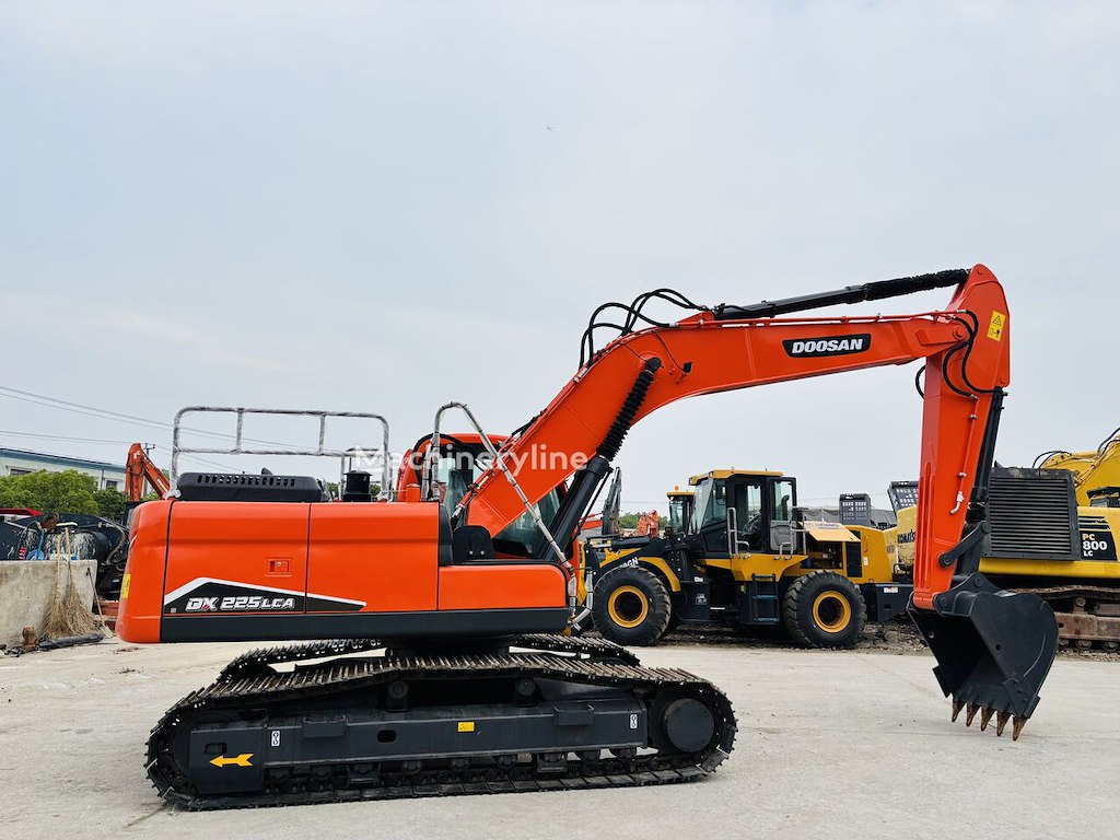 Doosan DX225 bager guseničar
