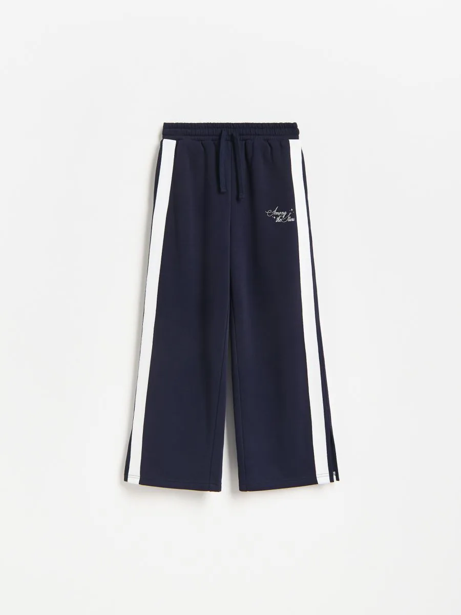 Sportske pantalone sa bočnom linijom