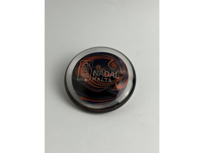Okrugli stakleni teg za papir (paperweight) Mdina Glass