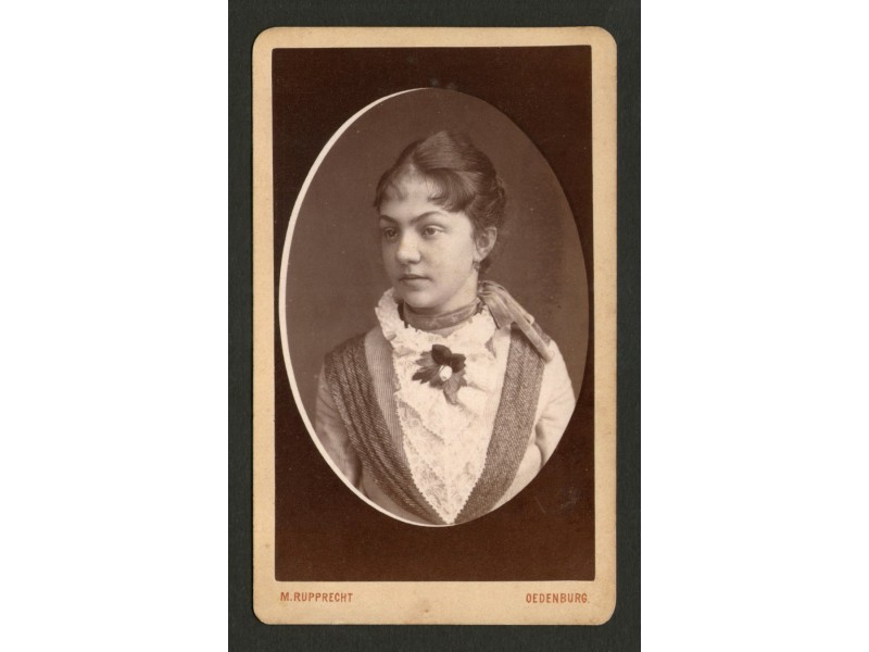 Devojka, fotografija na kartonu (kartonka), 1878-1885.g