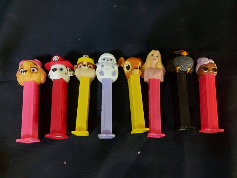 LOT: PEZ figurice 8 komada