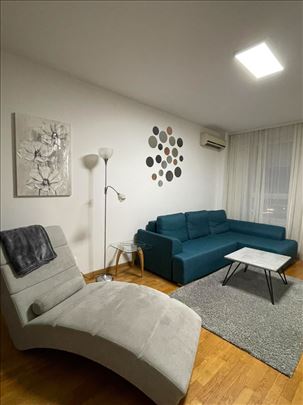 Belville pored TC Delta City, opremljen sa garazom