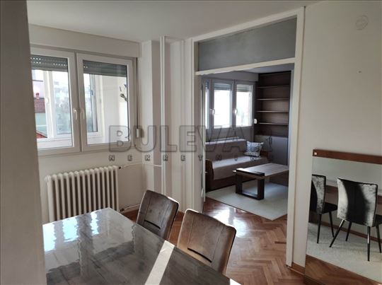 Izdaje se stan na Bulevaru Nemanjića kod banke Int