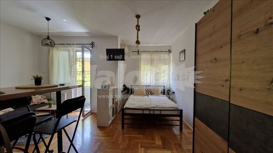 Grbavica, 28 m² – lepo uređena garsonjera sa teras