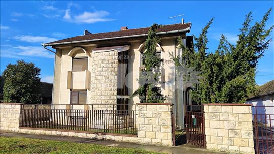 Veoma kvalitetna kuća sa imanjem, SNIŽENA CENA !