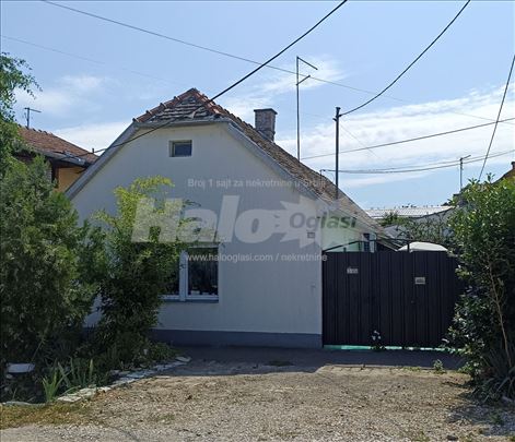 Na prodaju dve renovirane kuće u istom dvorištu