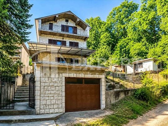 Odlična porodična kuća sa upotrebnom dozvolom 182m