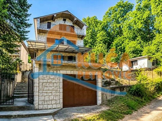 Odlična porodična kuća sa upotrebnom dozvolom 182m