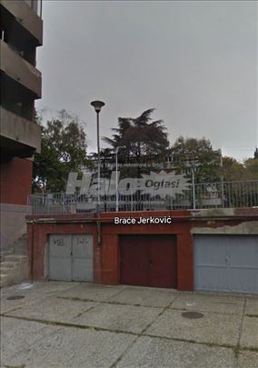 Garaža kod crvenog solitera