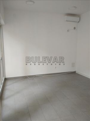 Izdaje se ulični lokal u centru, 40m2!