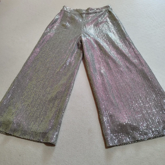 Zara siroke pantalone sa sljokicama