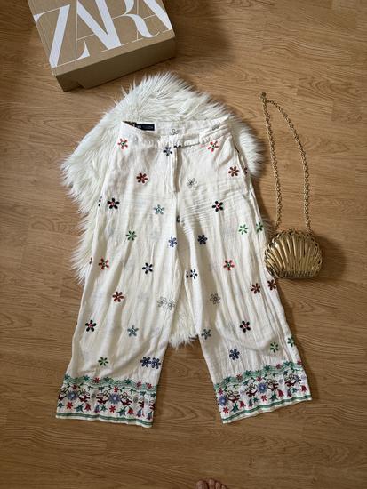 Zara pantalone kalote sa vezom