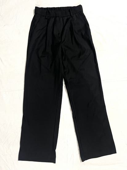 Crne pantalone sa faltama
