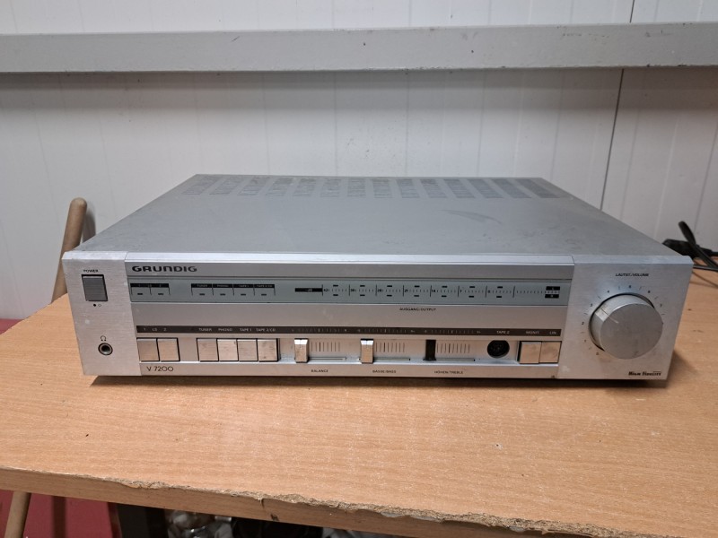Grundig V7200