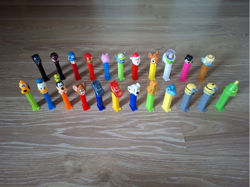 PEZ figure (23 komada)