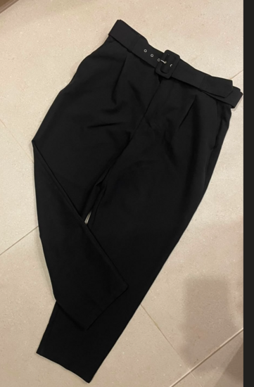 LC Waikiki crne pantalone sa kaišem, veličina 42