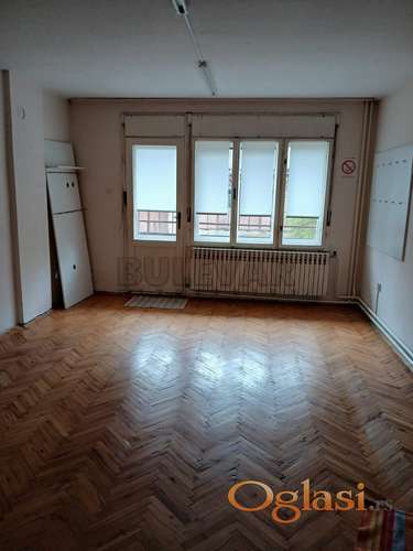 Izdaje se sprat kuće kod pozorišta od 93m2 kao poslovni prostor