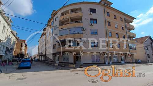 Izdaje se poslovni prostor u centru Leskovca, 200m2